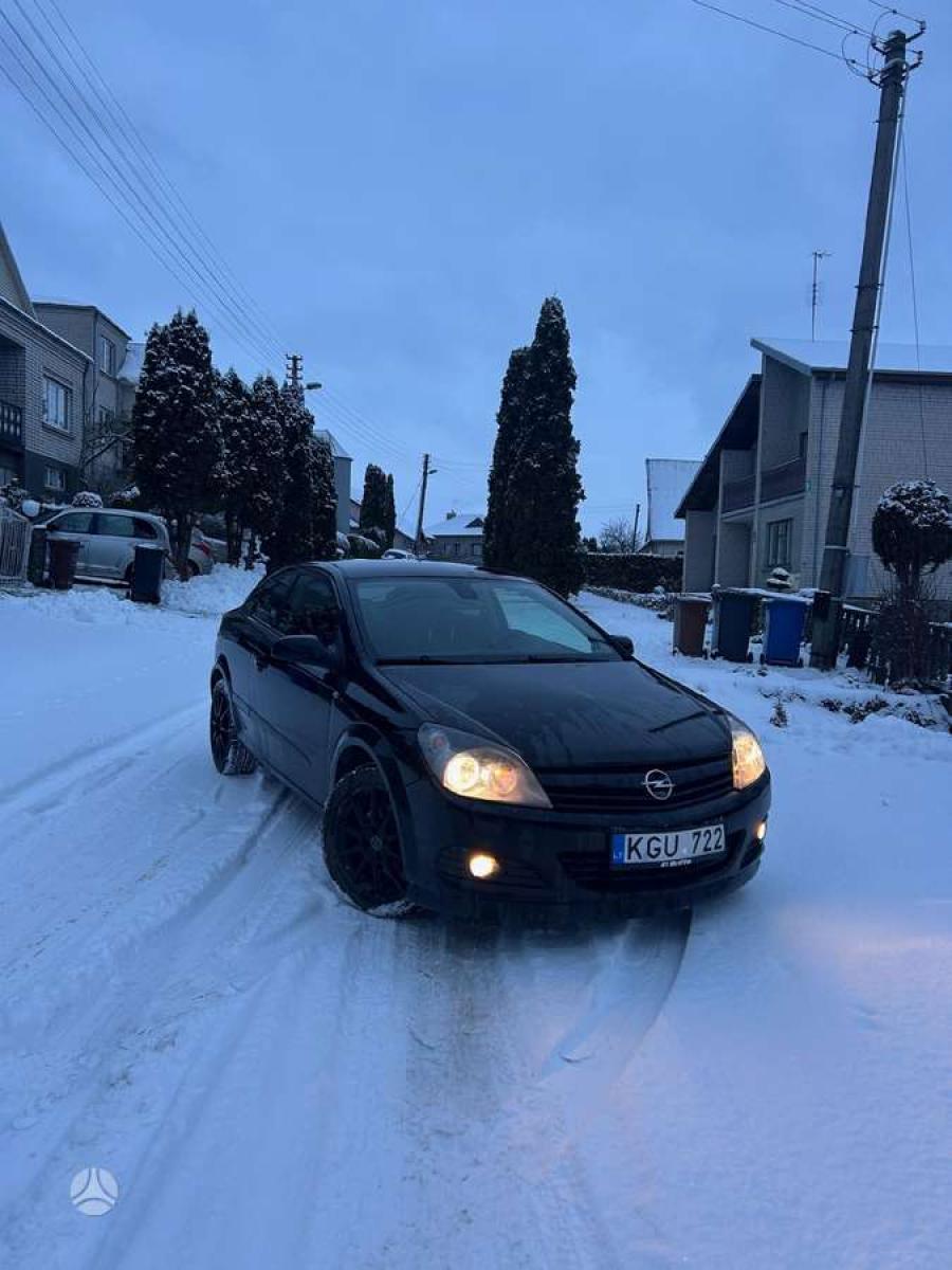 Black Opel Astra 2005 in Alytus, with an engine capacity of 1.60 L and mileage of 228 thousand km for 1400 €, photo 1 on AUTOMOTO.COM.LV