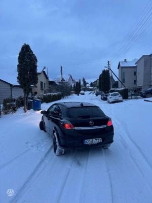 Black Opel Astra 2005 in Alytus, with an engine capacity of 1.60 L and mileage of 228 thousand km for 1400 €, photo 3 on AUTOMOTO.COM.LV
