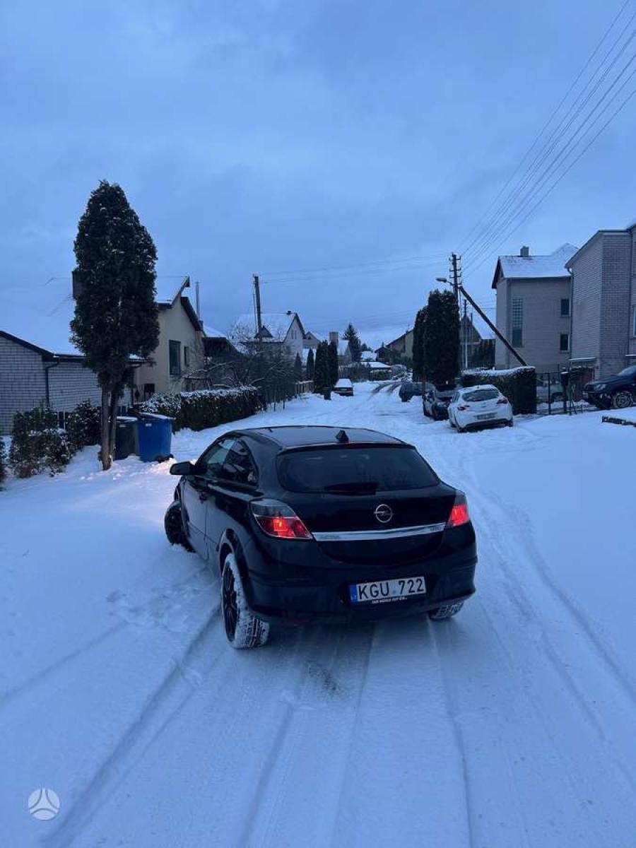 Black Opel Astra 2005 in Alytus, with an engine capacity of 1.60 L and mileage of 228 thousand km for 1400 €, photo 3 on AUTOMOTO.COM.LV