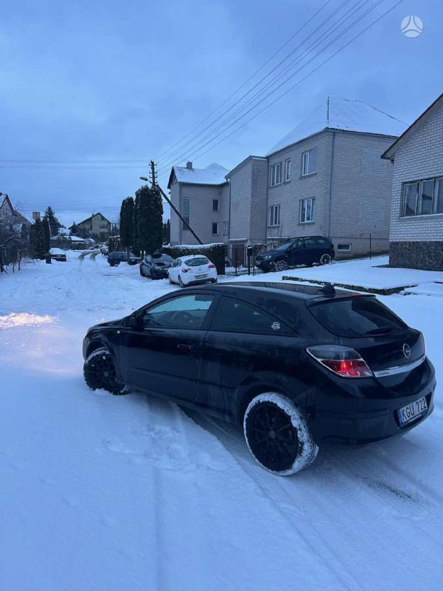 Black Opel Astra 2005 in Alytus, with an engine capacity of 1.60 L and mileage of 228 thousand km for 1400 €, photo 4 on AUTOMOTO.COM.LV
