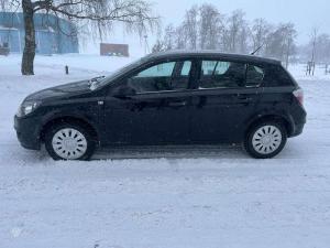 Black Opel Astra 2005 in Siauliai, with an engine capacity of 1.36 L and mileage of 356 thousand km for 920 €, photo 2 on AUTOMOTO.COM.LV