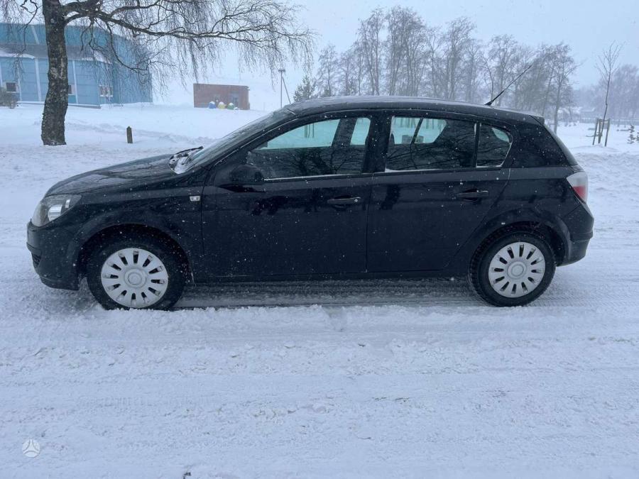 Black Opel Astra 2005 in Siauliai, with an engine capacity of 1.36 L and mileage of 356 thousand km for 920 €, photo 2 on AUTOMOTO.COM.LV