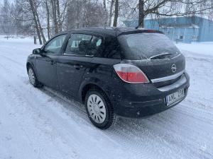 Black Opel Astra 2005 in Siauliai, with an engine capacity of 1.36 L and mileage of 356 thousand km for 920 €, photo 3 on AUTOMOTO.COM.LV