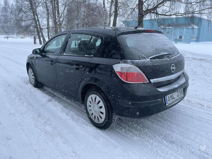 Black Opel Astra 2005 in Siauliai, with an engine capacity of 1.36 L and mileage of 356 thousand km for 920 €, photo 3 on AUTOMOTO.COM.LV