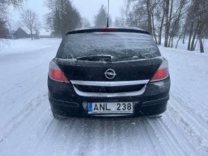 Black Opel Astra 2005 in Siauliai, with an engine capacity of 1.36 L and mileage of 356 thousand km for 920 €, photo 4 on AUTOMOTO.COM.LV