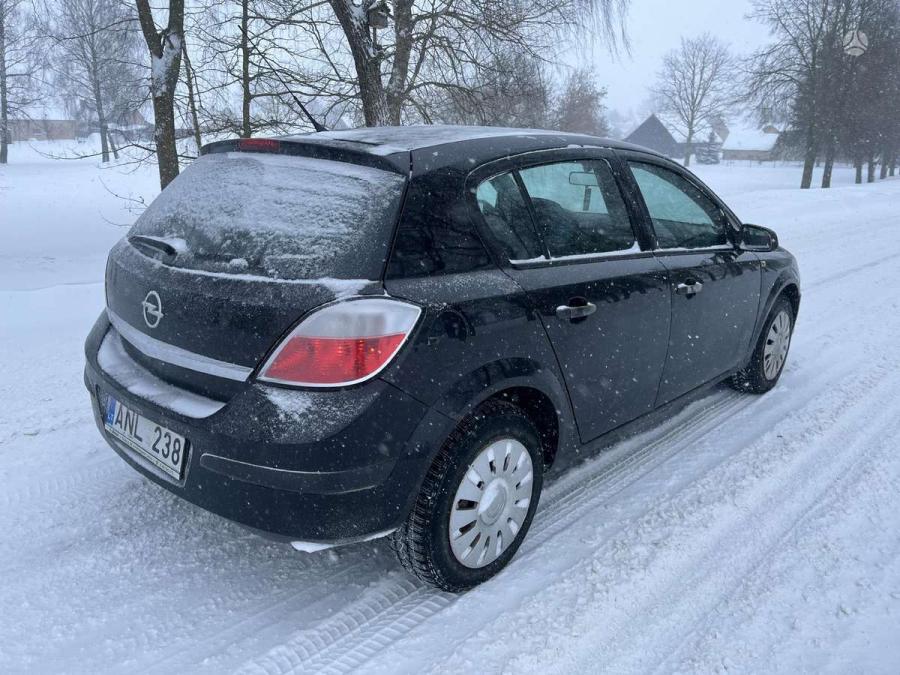 Black Opel Astra 2005 in Siauliai, with an engine capacity of 1.36 L and mileage of 356 thousand km for 920 €, photo 5 on AUTOMOTO.COM.LV