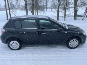 Black Opel Astra 2005 in Siauliai, with an engine capacity of 1.36 L and mileage of 356 thousand km for 920 €, photo 6 on AUTOMOTO.COM.LV