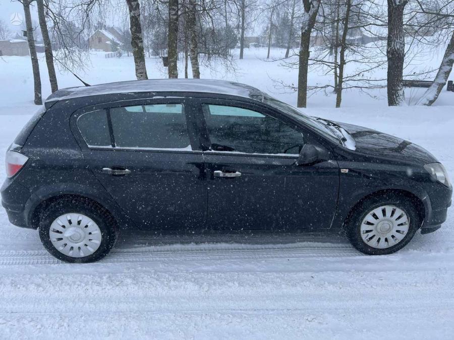 Black Opel Astra 2005 in Siauliai, with an engine capacity of 1.36 L and mileage of 356 thousand km for 920 €, photo 6 on AUTOMOTO.COM.LV