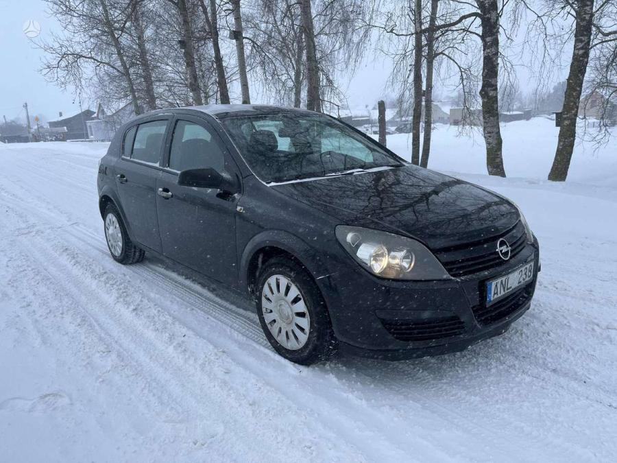 Black Opel Astra 2005 in Siauliai, with an engine capacity of 1.36 L and mileage of 356 thousand km for 920 €, photo 7 on AUTOMOTO.COM.LV