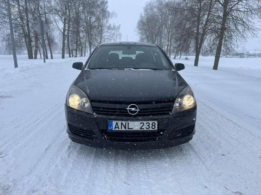 Black Opel Astra 2005 in Siauliai, with an engine capacity of 1.36 L and mileage of 356 thousand km for 920 €, photo 8 on AUTOMOTO.COM.LV