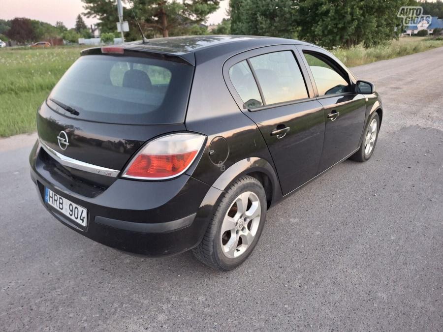 Melns Opel Astra 2005 Mažeikiai, ar dzinēja tilpumu 1.70 L un nobraukumu 261 tūkst. km par 1100 €, foto 3 vietnē AUTOMOTO.COM.LV