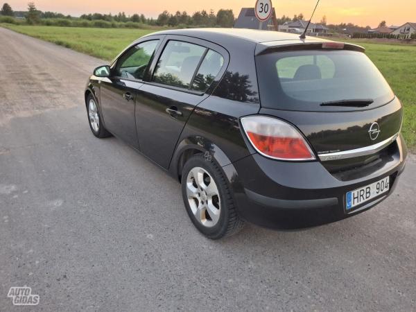 Black Opel Astra 2005 in Mazeikiai, with an engine capacity of 1.70 L and mileage of 261 thousand km for 1100 €, photo 4 on AUTOMOTO.COM.LV