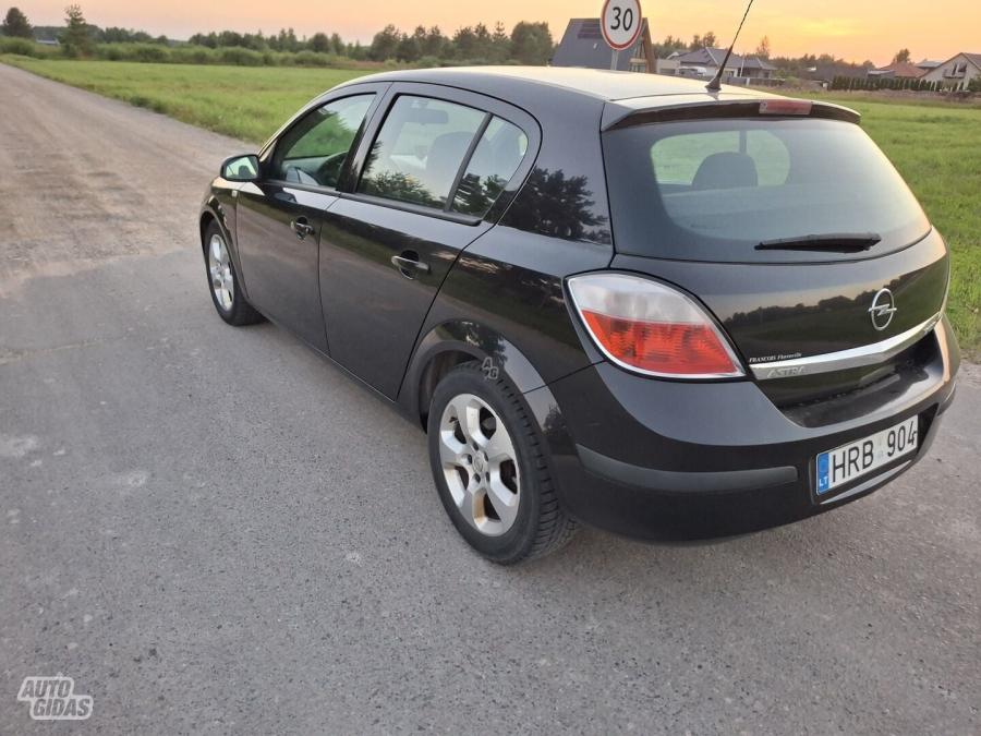Melns Opel Astra 2005 Mažeikiai, ar dzinēja tilpumu 1.70 L un nobraukumu 261 tūkst. km par 1100 €, foto 5 vietnē AUTOMOTO.COM.LV