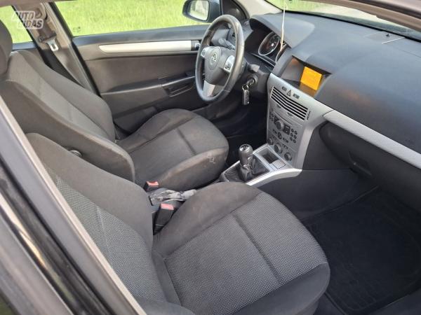 Black Opel Astra 2005 in Mazeikiai, with an engine capacity of 1.70 L and mileage of 261 thousand km for 1100 €, photo 5 on AUTOMOTO.COM.LV