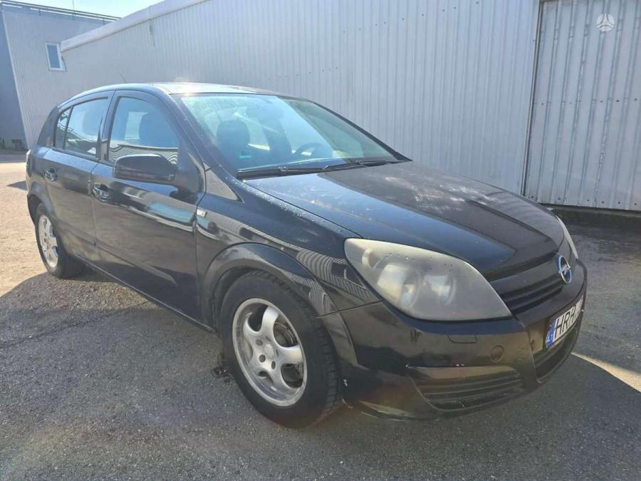 Black Opel Astra 2005 in Klaipeda, with an engine capacity of 1.90 L and mileage of 268 thousand km for 400 €, photo 1 on AUTOMOTO.COM.LV