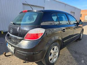 Black Opel Astra 2005 in Klaipeda, with an engine capacity of 1.90 L and mileage of 268 thousand km for 400 €, photo 3 on AUTOMOTO.COM.LV