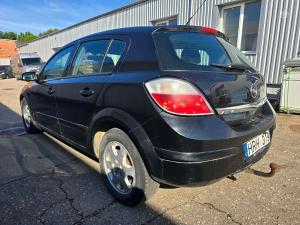 Black Opel Astra 2005 in Klaipeda, with an engine capacity of 1.90 L and mileage of 268 thousand km for 400 €, photo 5 on AUTOMOTO.COM.LV