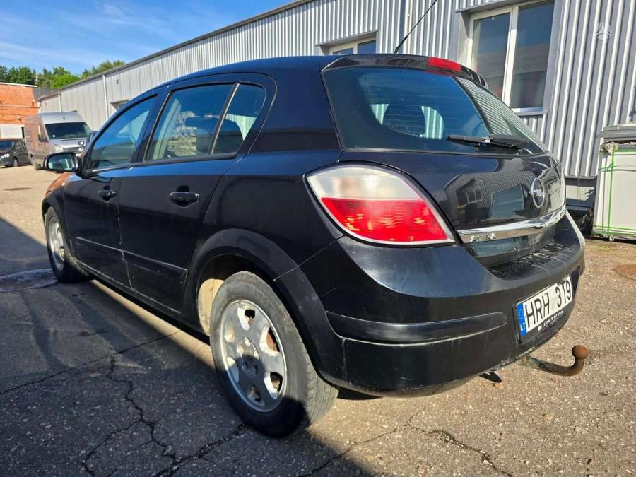 Black Opel Astra 2005 in Klaipeda, with an engine capacity of 1.90 L and mileage of 268 thousand km for 400 €, photo 5 on AUTOMOTO.COM.LV