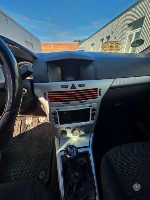 Black Opel Astra 2005 in Klaipeda, with an engine capacity of 1.90 L and mileage of 268 thousand km for 400 €, photo 7 on AUTOMOTO.COM.LV