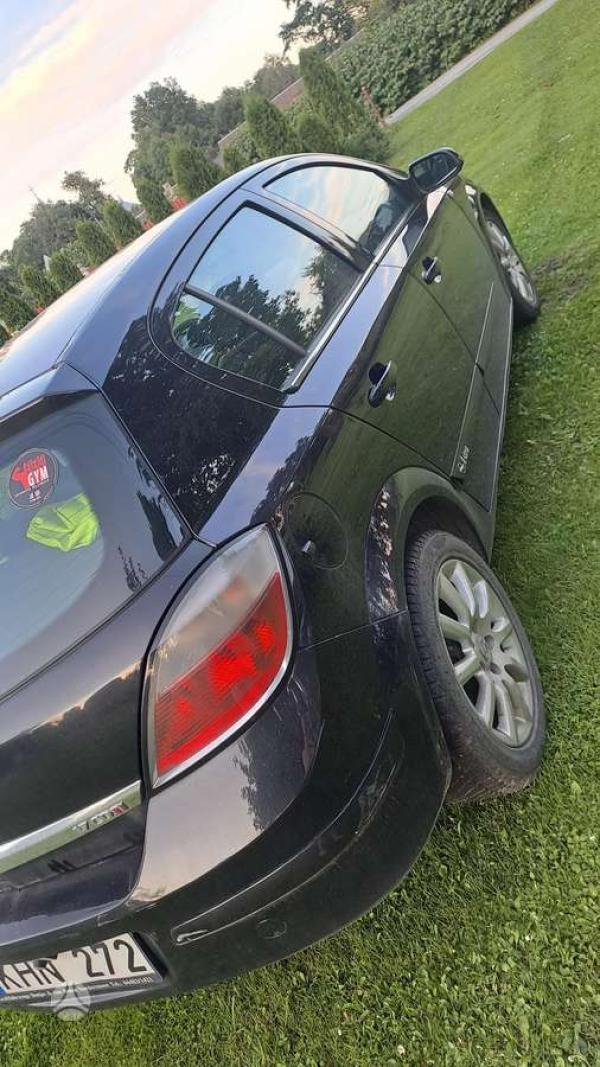 Black Opel Astra 2005 in Pakruojis, with an engine capacity of 1.69 L and mileage of 338 thousand km for 1000 €, photo 1 on AUTOMOTO.COM.LV