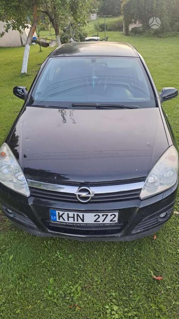 Black Opel Astra 2005 in Pakruojis, with an engine capacity of 1.69 L and mileage of 338 thousand km for 1000 €, photo 2 on AUTOMOTO.COM.LV