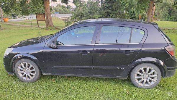 Black Opel Astra 2005 in Pakruojis, with an engine capacity of 1.69 L and mileage of 338 thousand km for 1000 €, photo 4 on AUTOMOTO.COM.LV