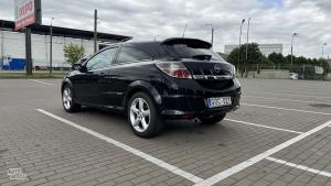 Black Opel Astra 2005 in Kaunas, with an engine capacity of 1.90 L and mileage of 321 thousand km for 600 €, photo 6 on AUTOMOTO.COM.LV