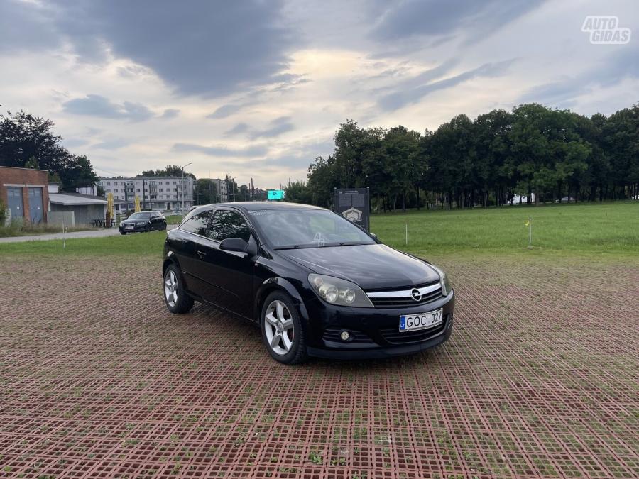 Black Opel Astra 2005 in Kaunas, with an engine capacity of 1.90 L and mileage of 300 thousand km for 820 €, photo 1 on AUTOMOTO.COM.LV