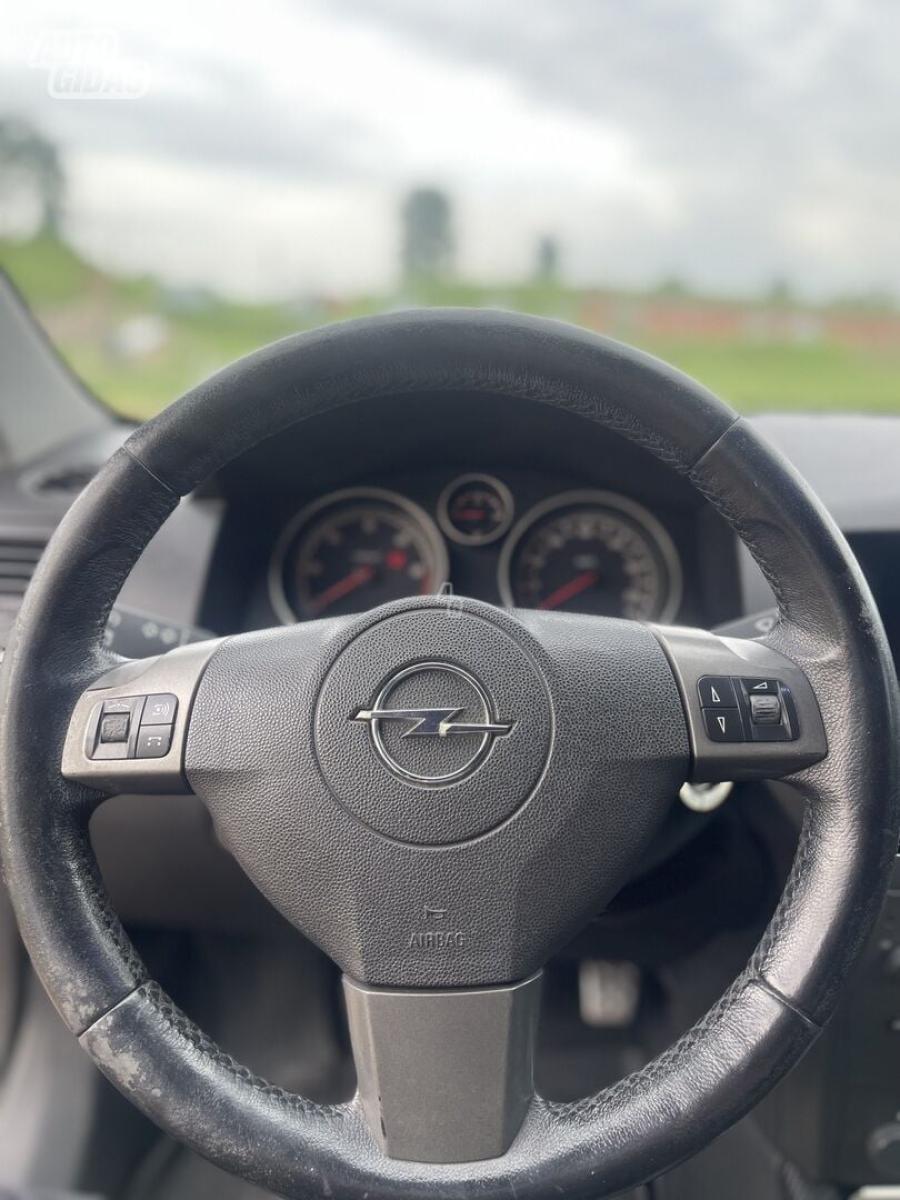Black Opel Astra 2005 in Kaunas, with an engine capacity of 1.90 L and mileage of 300 thousand km for 820 €, photo 7 on AUTOMOTO.COM.LV