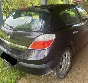 Black Opel Astra 2005 in Utena, with an engine capacity of 1.69 L and mileage of 440 thousand km for 750 €, photo 4 on AUTOMOTO.COM.LV