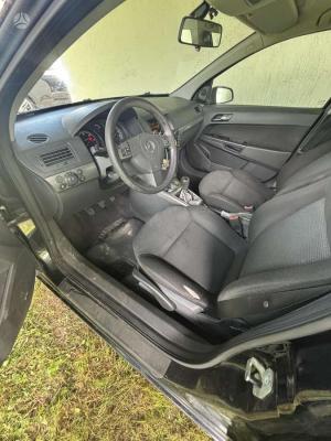 Black Opel Astra 2005 in Utena, with an engine capacity of 1.69 L and mileage of 440 thousand km for 750 €, photo 6 on AUTOMOTO.COM.LV