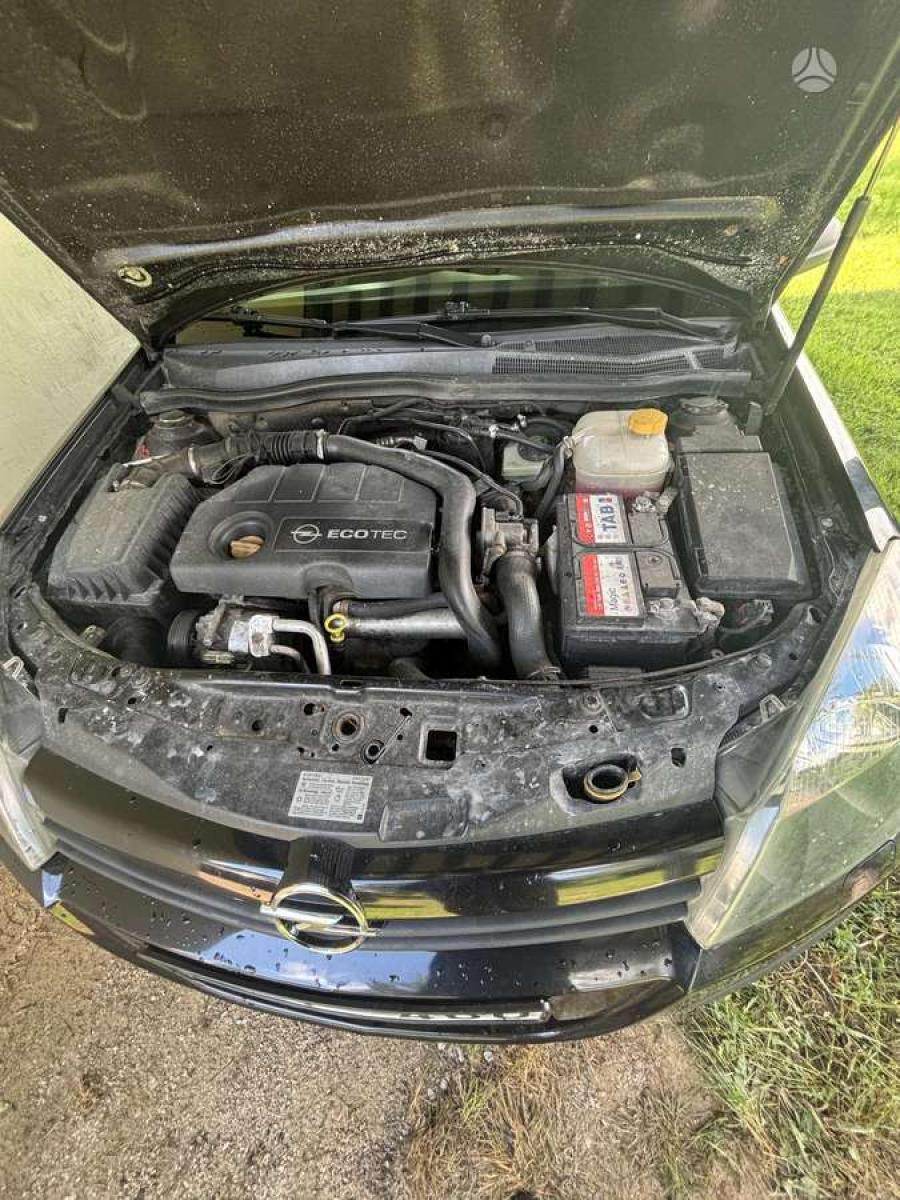 Black Opel Astra 2005 in Utena, with an engine capacity of 1.69 L and mileage of 440 thousand km for 750 €, photo 8 on AUTOMOTO.COM.LV