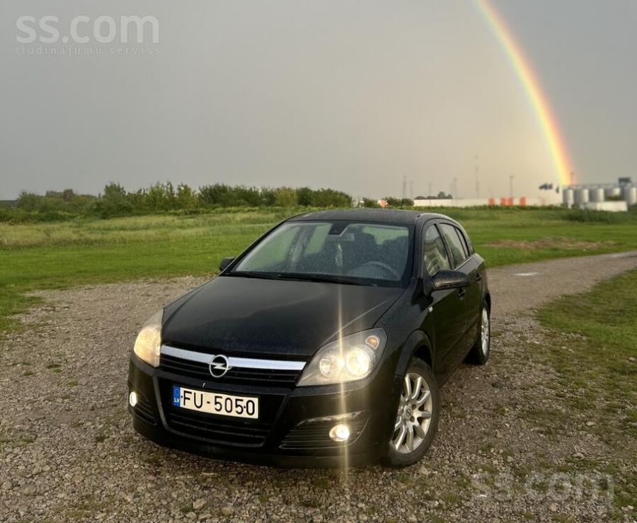 Black Opel Astra 2005 in Jelgava, with an engine capacity of 1.70 L and mileage of 294 thousand km for 850 €, photo 1 on AUTOMOTO.COM.LV