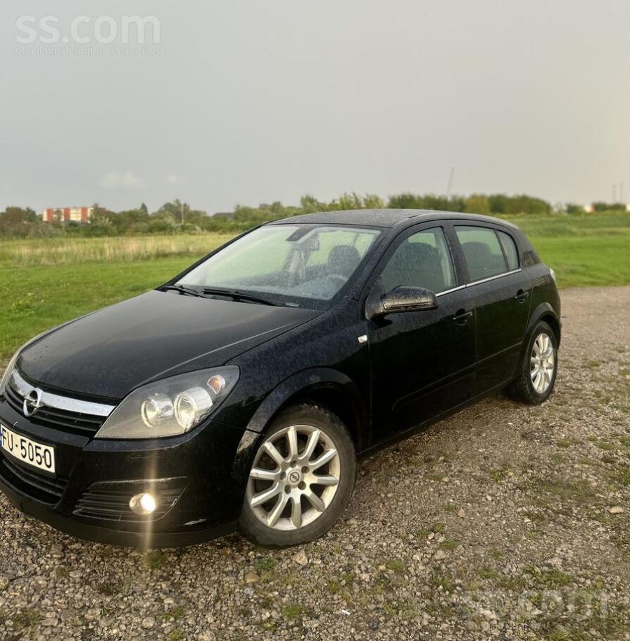 Black Opel Astra 2005 in Jelgava, with an engine capacity of 1.70 L and mileage of 294 thousand km for 850 €, photo 3 on AUTOMOTO.COM.LV