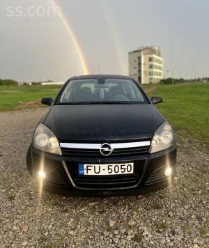 Black Opel Astra 2005 in Jelgava, with an engine capacity of 1.70 L and mileage of 294 thousand km for 850 €, photo 4 on AUTOMOTO.COM.LV