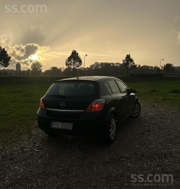 Black Opel Astra 2005 in Jelgava, with an engine capacity of 1.70 L and mileage of 294 thousand km for 850 €, photo 5 on AUTOMOTO.COM.LV