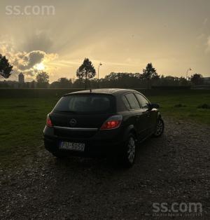 Black Opel Astra 2005 in Jelgava, with an engine capacity of 1.70 L and mileage of 294 thousand km for 850 €, photo 5 on AUTOMOTO.COM.LV