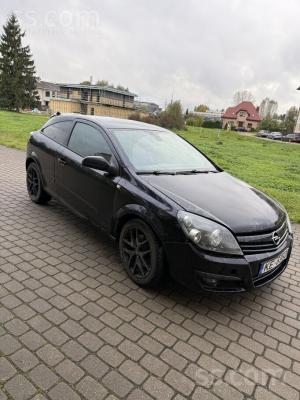 Black Opel Astra 2005 in Riga, with an engine capacity of 2.00 L and mileage of 250 thousand km for 850 €, photo 4 on AUTOMOTO.COM.LV