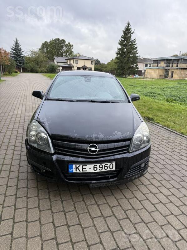Black Opel Astra 2005 in Riga, with an engine capacity of 2.00 L and mileage of 250 thousand km for 850 €, photo 3 on AUTOMOTO.COM.LV
