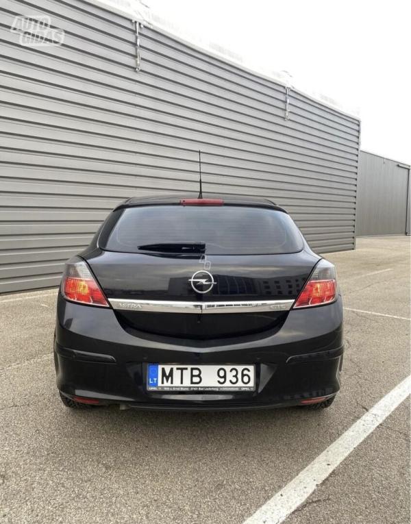 Black Opel Astra 2006 in Kaunas, with an engine capacity of 1.80 L and mileage of 220 thousand km for 1400 €, photo 3 on AUTOMOTO.COM.LV