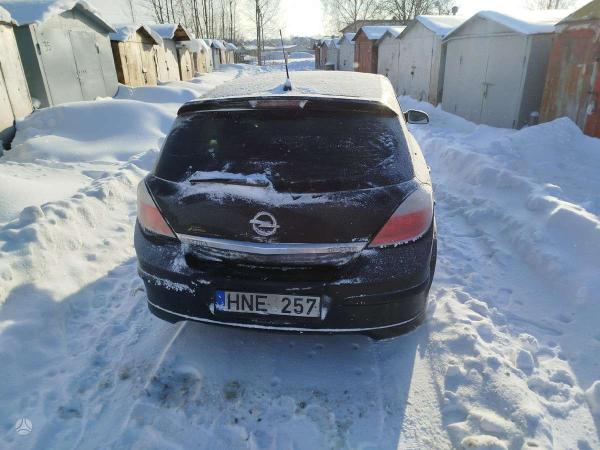 Black Opel Astra 2006 in Siauliai, with an engine capacity of 1.91 L and mileage of 356 thousand km for 1350 €, photo 3 on AUTOMOTO.COM.LV