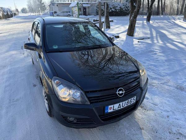Black Opel Astra 2006 in Alytus, with an engine capacity of 1.60 L and mileage of 189 thousand km for 1700 €, photo 1 on AUTOMOTO.COM.LV