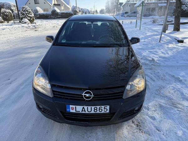 Black Opel Astra 2006 in Alytus, with an engine capacity of 1.60 L and mileage of 189 thousand km for 1700 €, photo 2 on AUTOMOTO.COM.LV