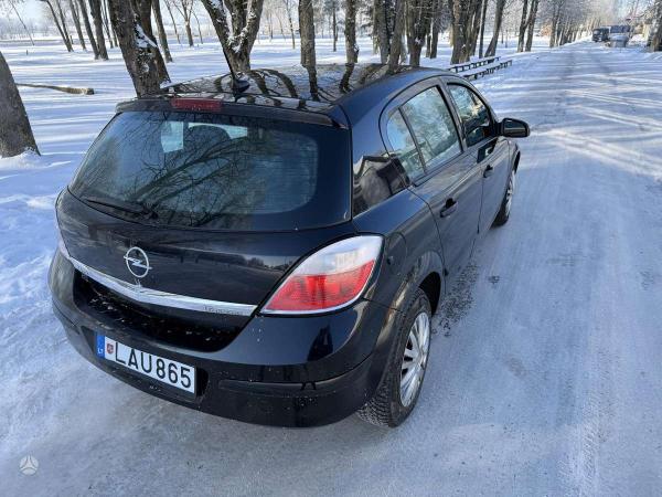 Black Opel Astra 2006 in Alytus, with an engine capacity of 1.60 L and mileage of 189 thousand km for 1700 €, photo 4 on AUTOMOTO.COM.LV