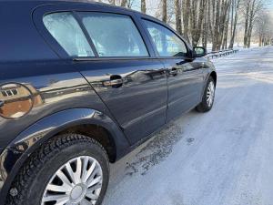 Black Opel Astra 2006 in Alytus, with an engine capacity of 1.60 L and mileage of 189 thousand km for 1700 €, photo 5 on AUTOMOTO.COM.LV