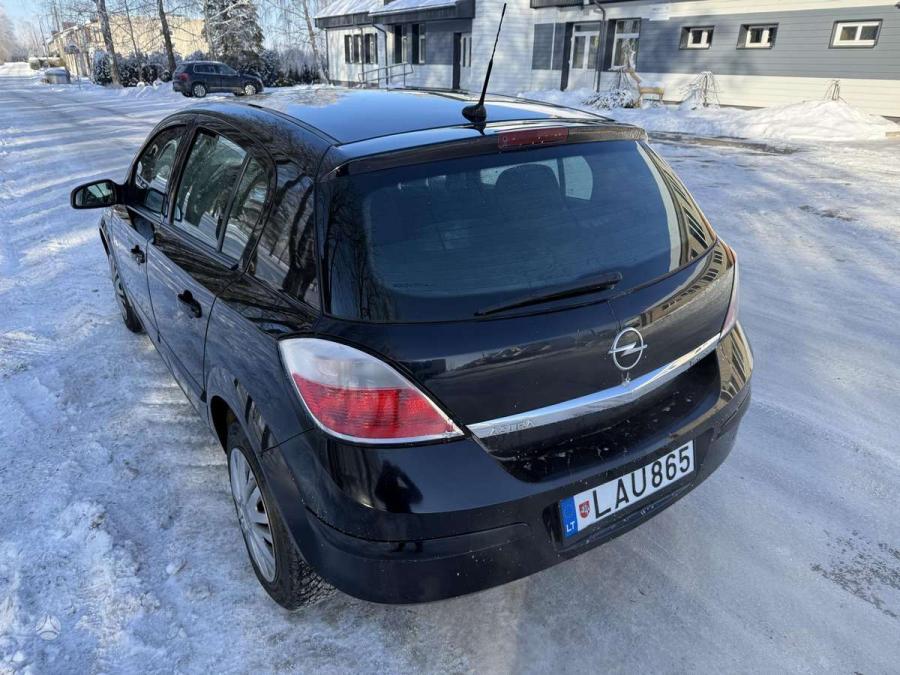 Black Opel Astra 2006 in Alytus, with an engine capacity of 1.60 L and mileage of 189 thousand km for 1700 €, photo 7 on AUTOMOTO.COM.LV