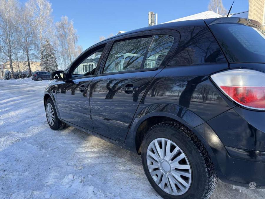 Black Opel Astra 2006 in Alytus, with an engine capacity of 1.60 L and mileage of 189 thousand km for 1700 €, photo 8 on AUTOMOTO.COM.LV