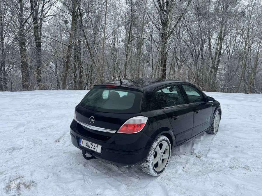 Melns Opel Astra 2006 Kauņa, ar dzinēja tilpumu 1.91 L un nobraukumu 300 tūkst. km par 1300 €, foto 4 vietnē AUTOMOTO.COM.LV