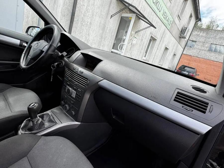 Melns Opel Astra 2006 Daugavpils, ar dzinēja tilpumu 1.90 L un nobraukumu 290 tūkst. km par 1890 €, foto 12 vietnē AUTOMOTO.COM.LV