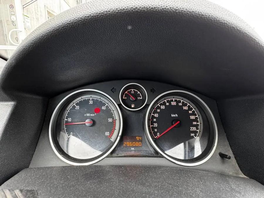 Melns Opel Astra 2006 Daugavpils, ar dzinēja tilpumu 1.90 L un nobraukumu 290 tūkst. km par 1890 €, foto 14 vietnē AUTOMOTO.COM.LV